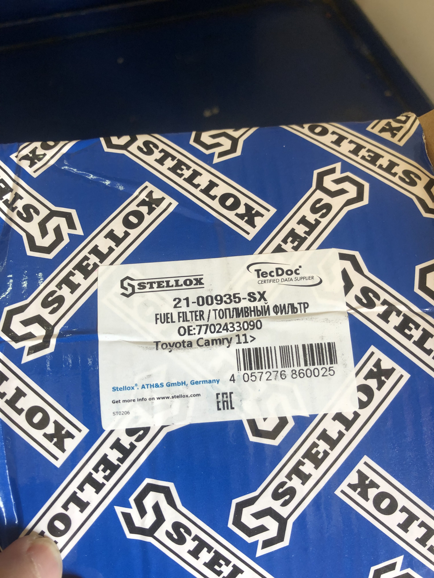 Замена топливного фильтра — Toyota Camry (XV50), 2,5 л, 2014 года ...