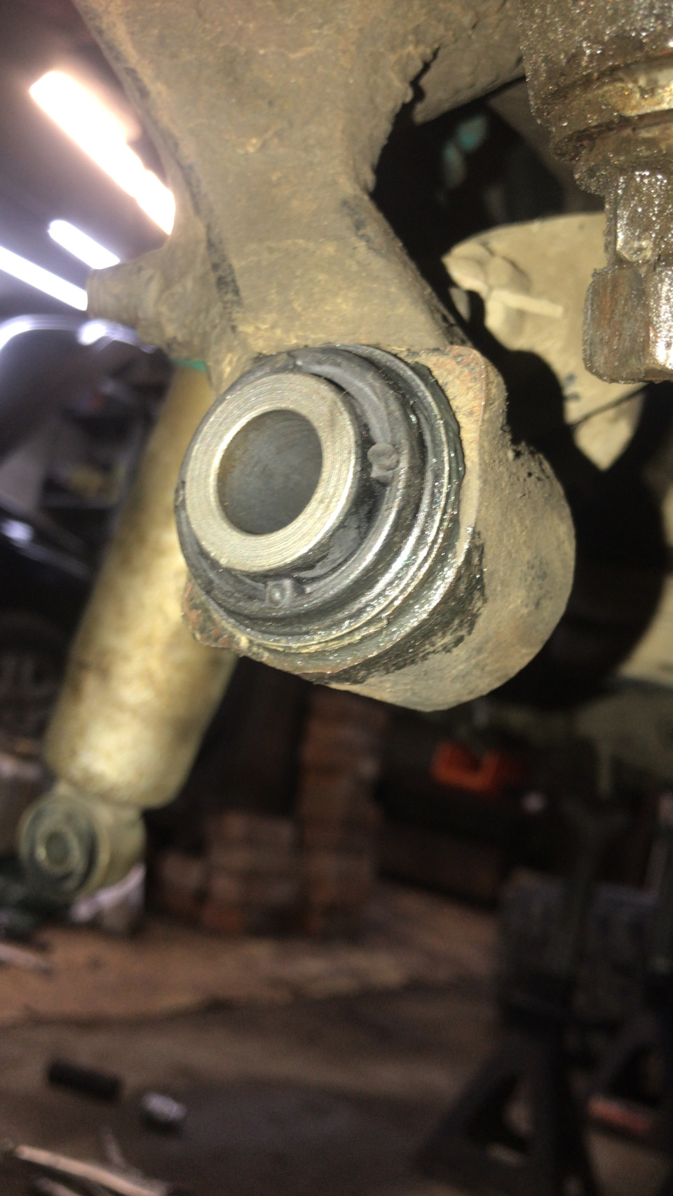 Сайлетблоки передней подвески часть 2 — Isuzu Bighorn (II), 3,1 л, 1994 ...