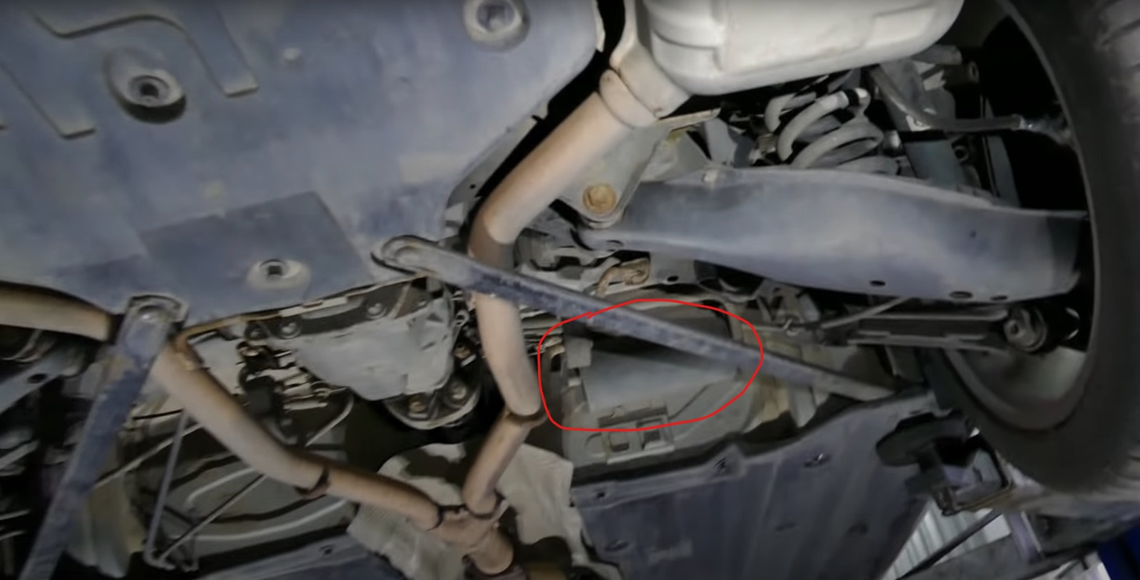 Замена абсорбера (угольный фильтр паров топлива) на Mercedes SLK200 ...