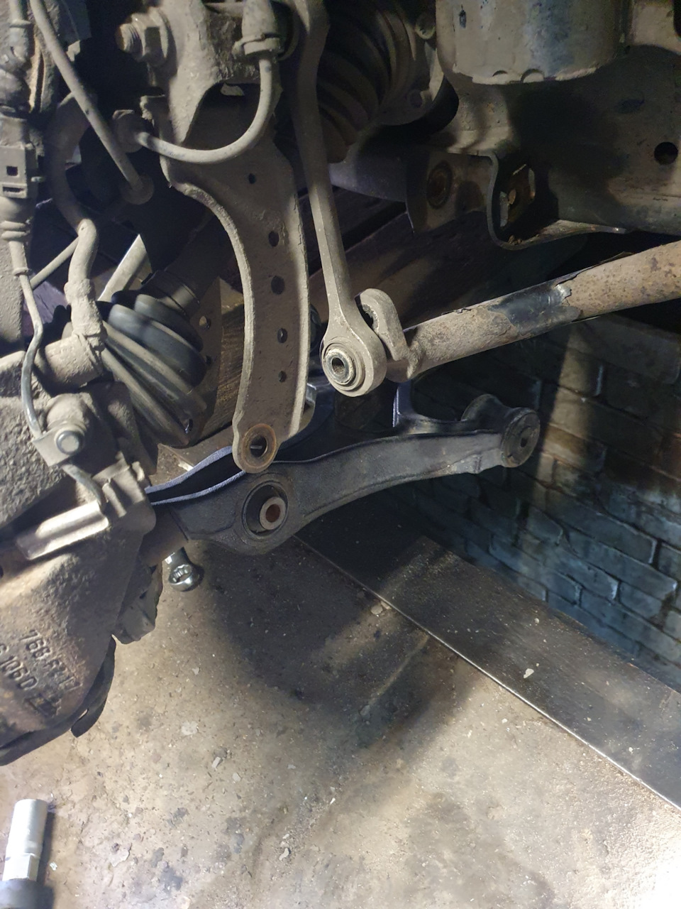 Передние нижние рычаги — Volkswagen Touareg (1G), 2,5 л, 2005 года ...