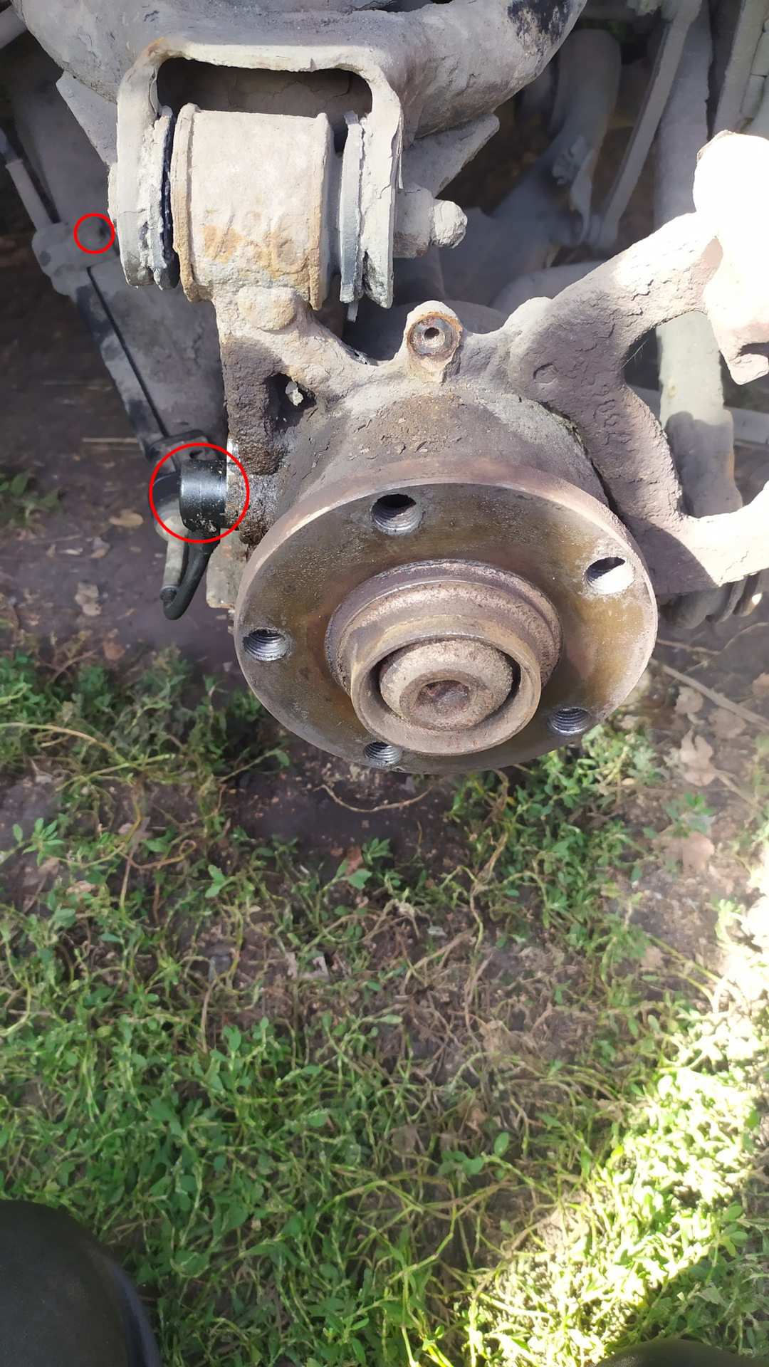 Замена заднего левого датчика абс — Audi A6 (C5), 2,4 л, 2001 года ...