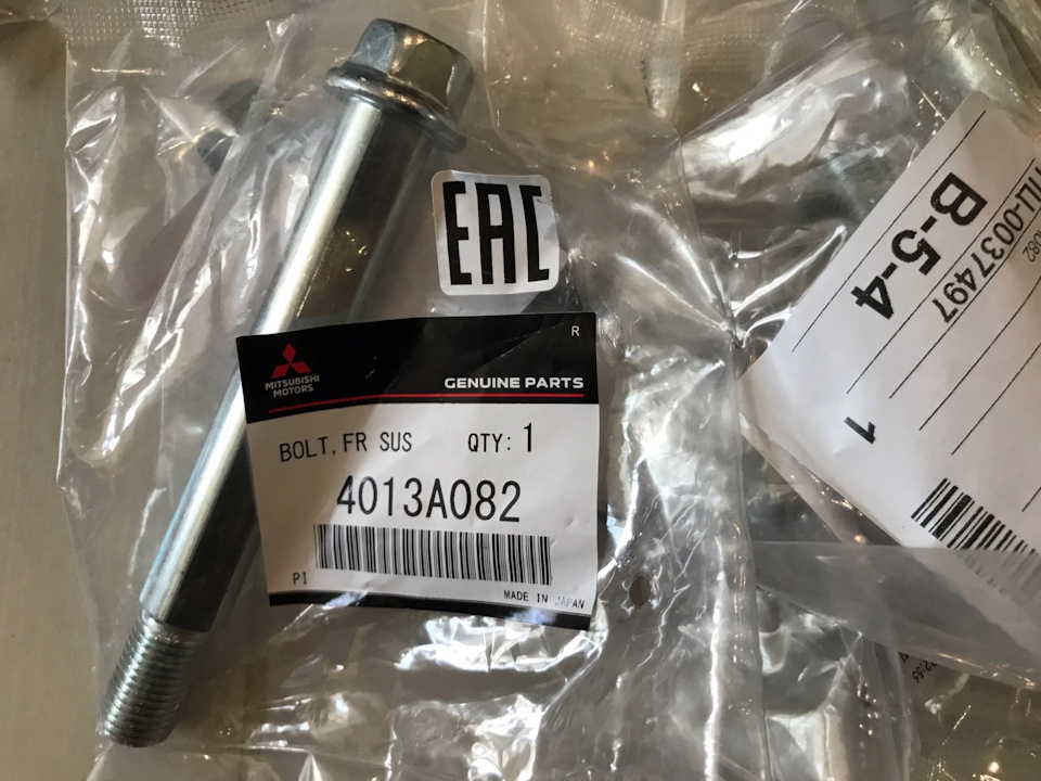 4013A082 БОЛТ НИЖНЕГО РЫЧАГА ПЕРЕДНЕЙ ПОДВЕСКИ V78W V98W Mitsubishi ...