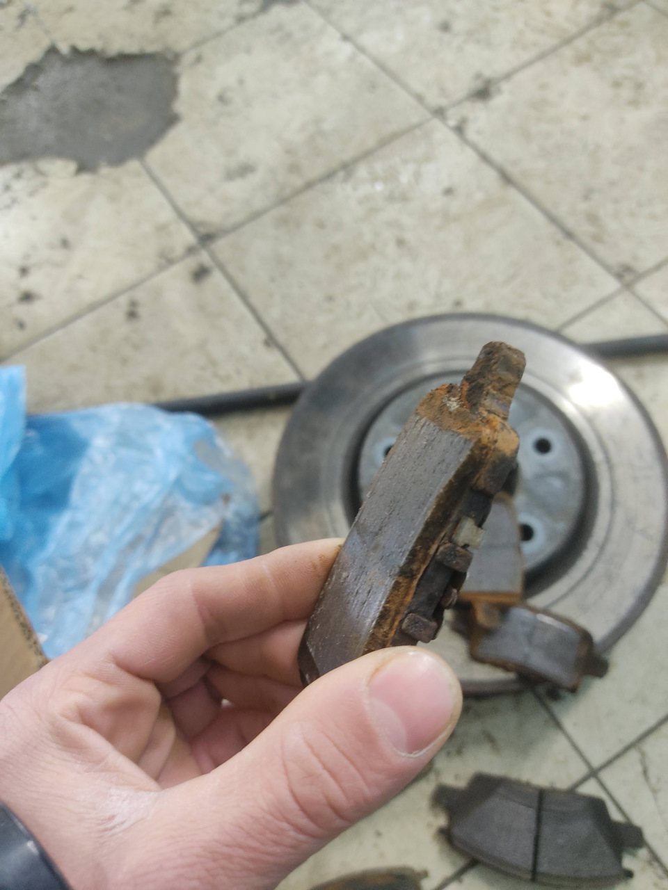 Замена дисков и колодок — Chevrolet Equinox (3G), 1,5 л, 2019 года ...