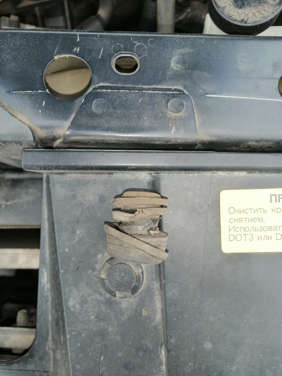 Отбойник капота — Nissan Juke (1G), 1,6 л, 2011 года | запчасти | DRIVE2