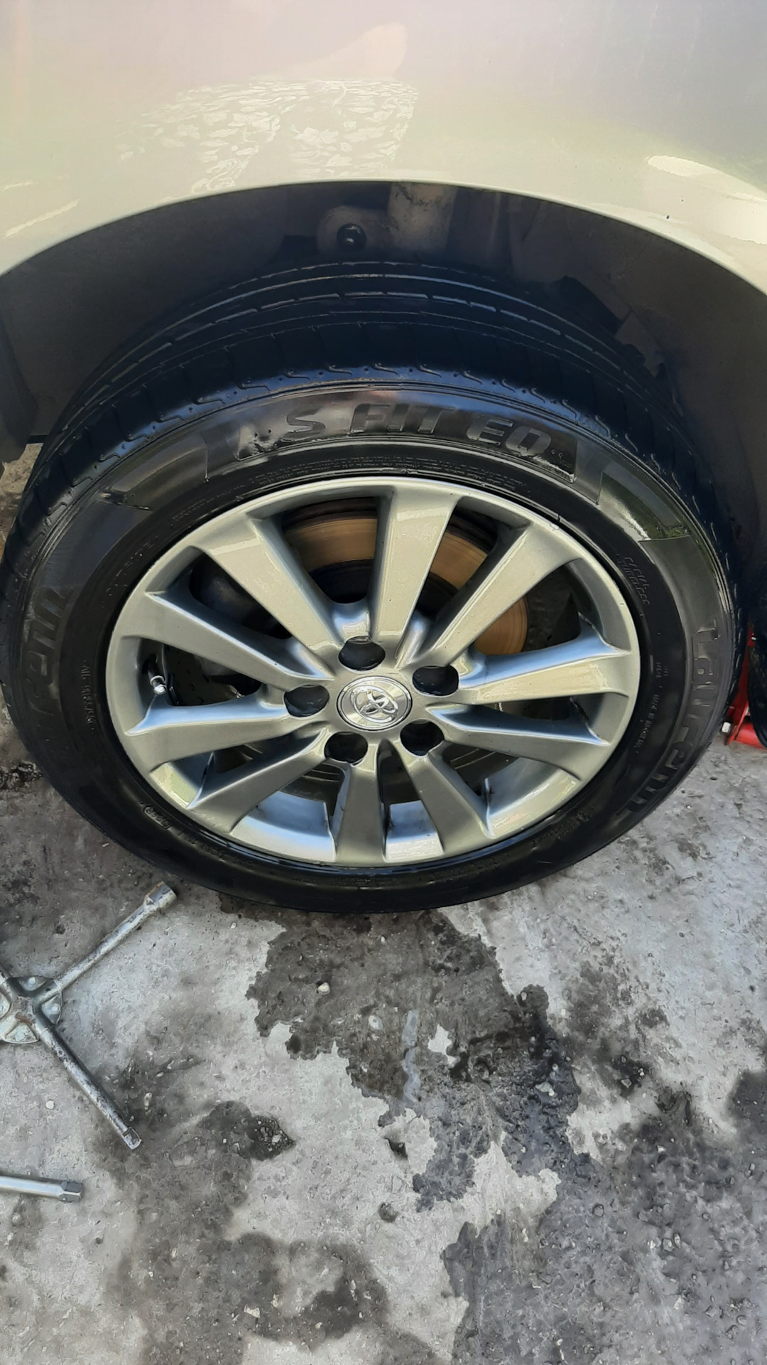 Замена передних колодок — Toyota Corolla (140/150), 1,6 л, 2012 года ...