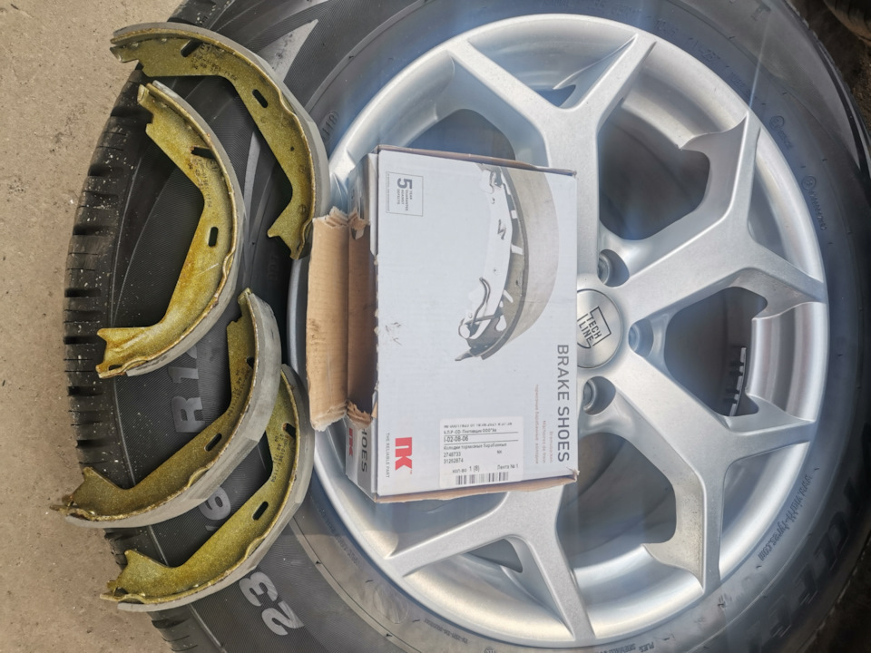 Замена колодок стояночного тормоза — Volvo XC90 (1G), 2,5 л, 2012 года ...