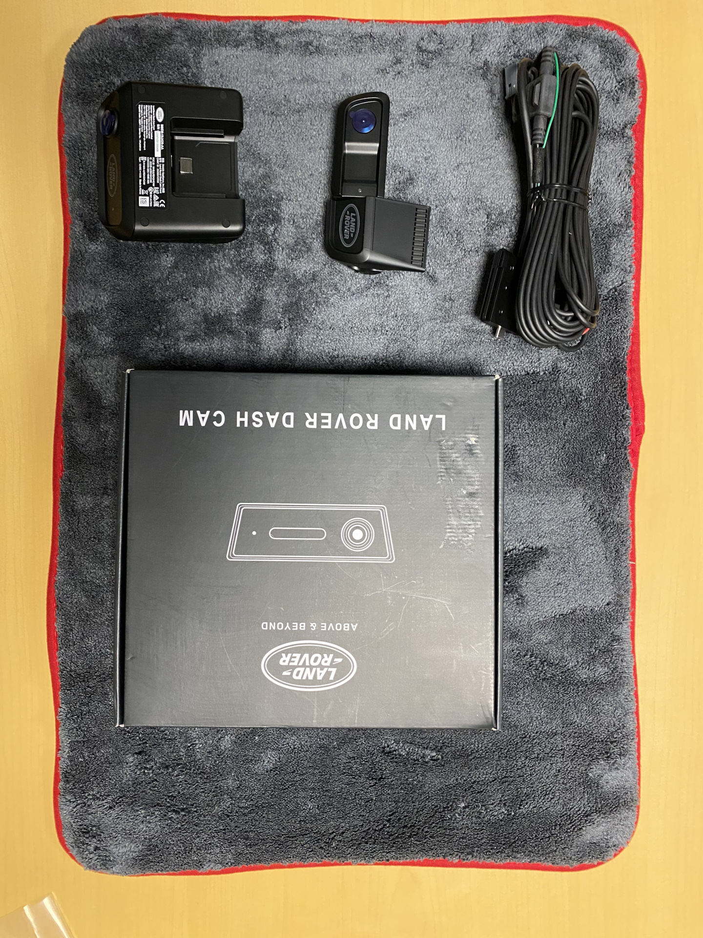 Видеорегистратор Land Rover оснащен передней и задней видеокамерами ...