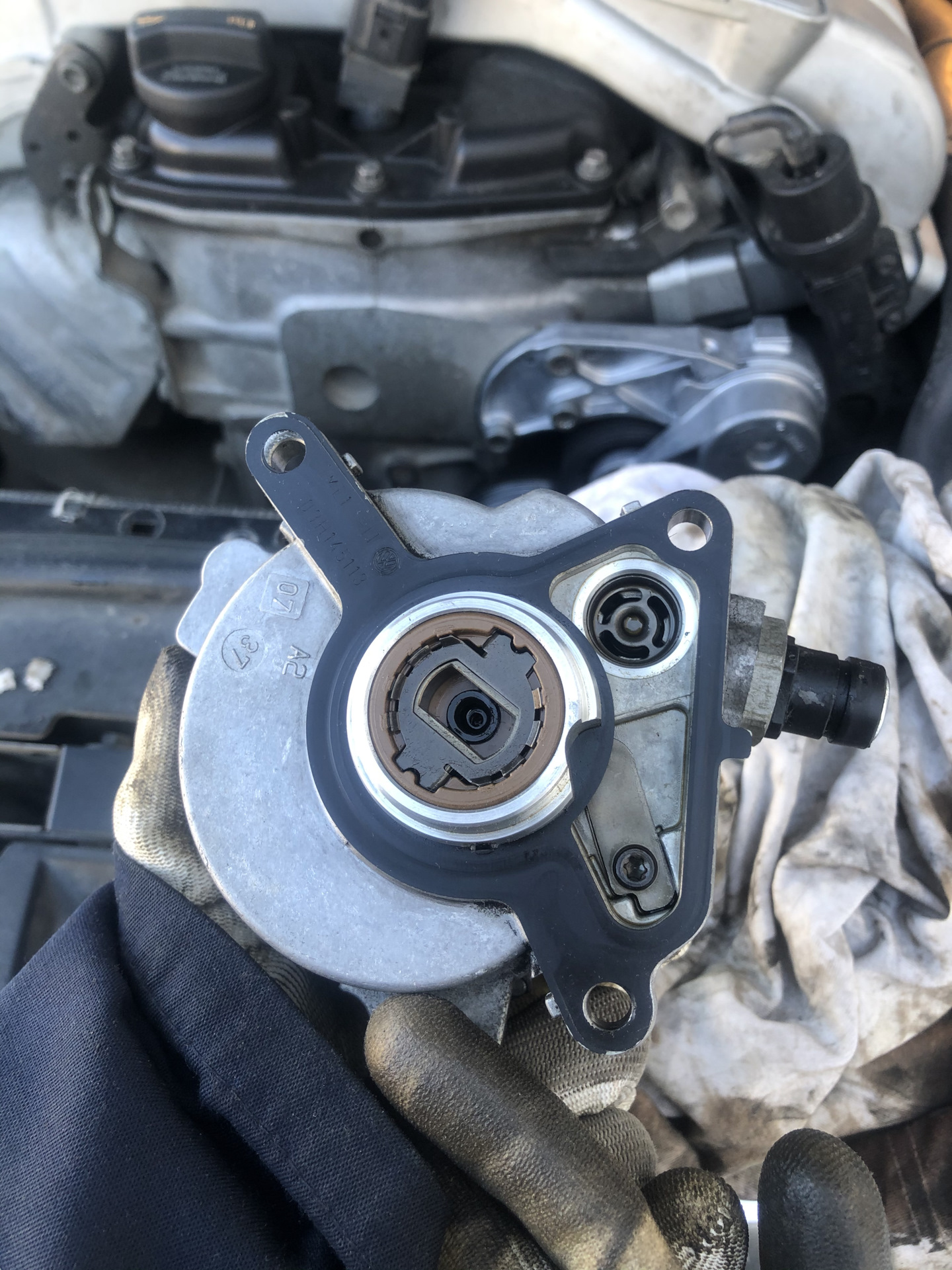 15. Замена вакуумного насоса и короба воздушного фильтра. Туарег 1 ...