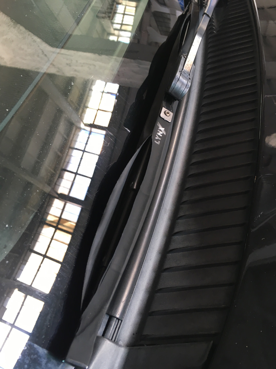 Замена щеток стеклоочистителя — Mitsubishi Pajero (4G), 3,5 л, 2010 ...