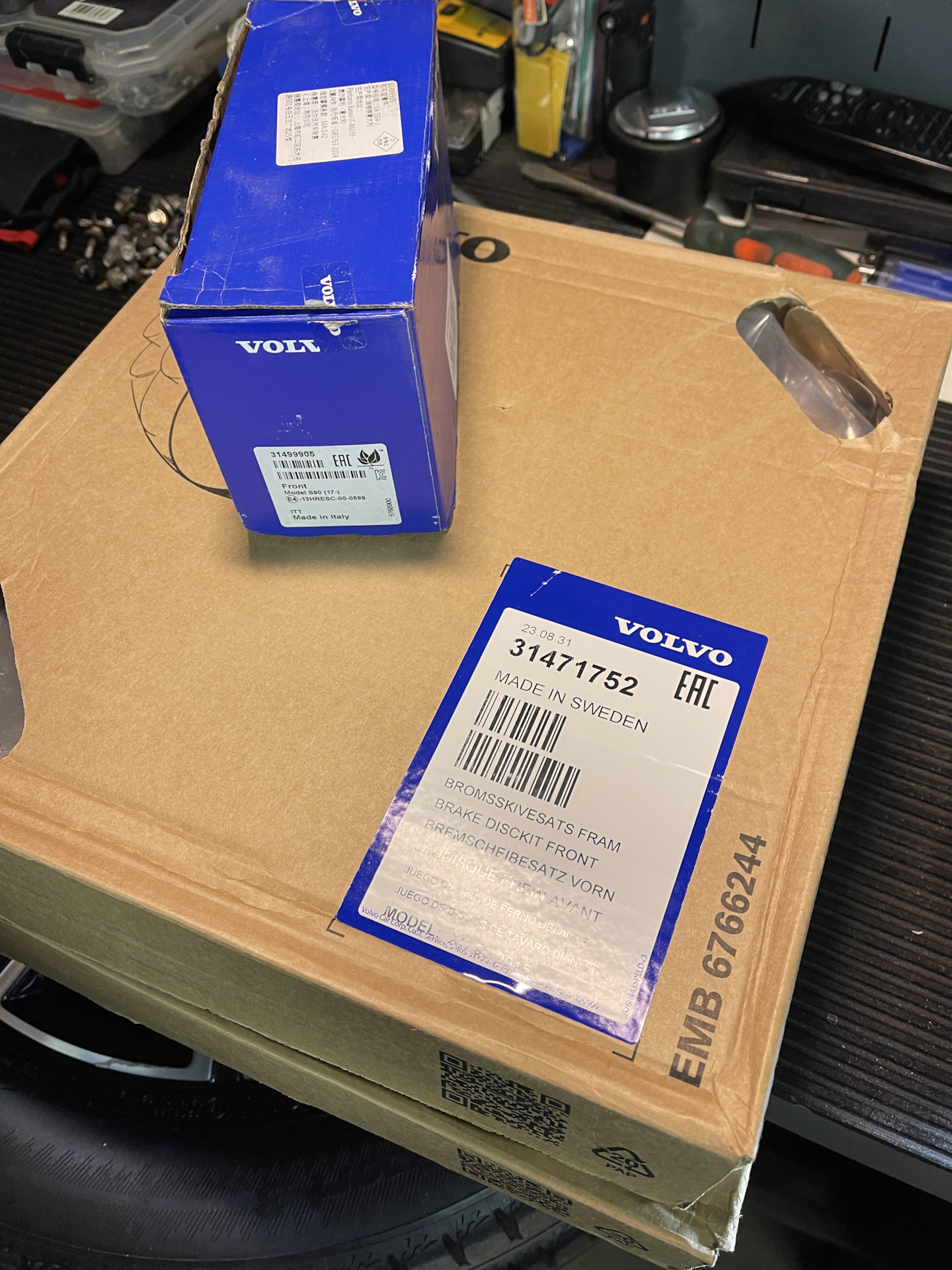 Замена передних тормозных дисков #2 — Volvo XC60 (2G), 2 л, 2018 года ...