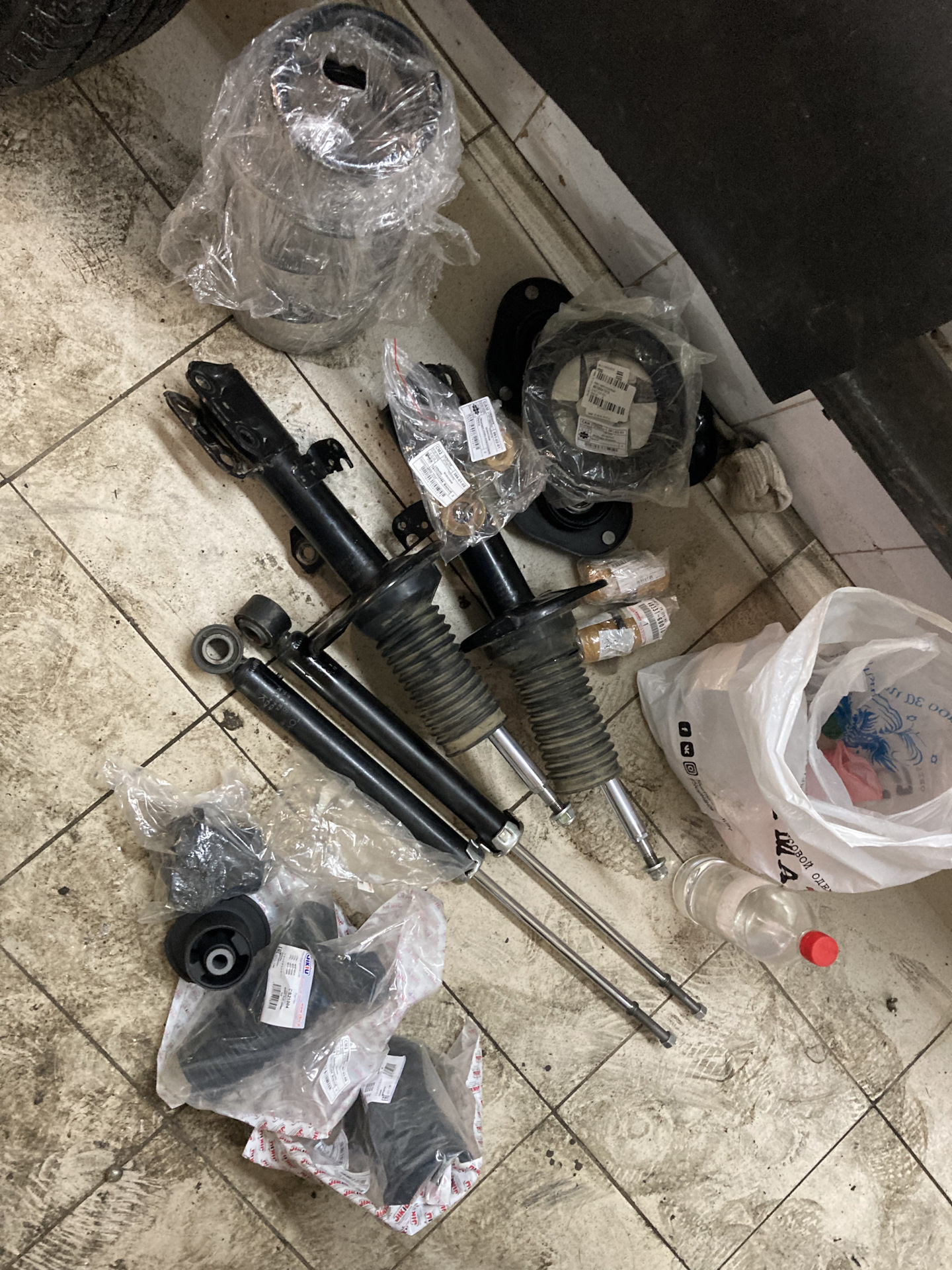 Замена сайлентблоков задней балки, прокаченных амортизаторов и стоек ...