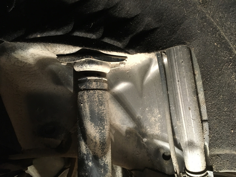 Замена задних амортизаторов — Ford Mondeo IV, 2,3 л, 2011 года | своими ...
