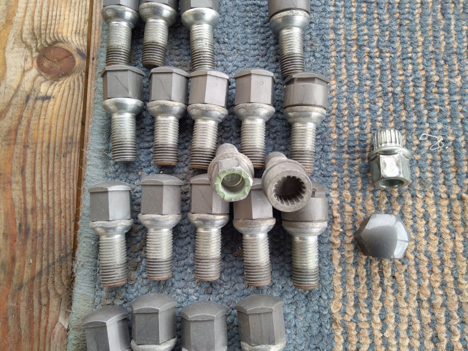 WHT001812 Болт крепления колеса VAG | Запчасти на DRIVE2