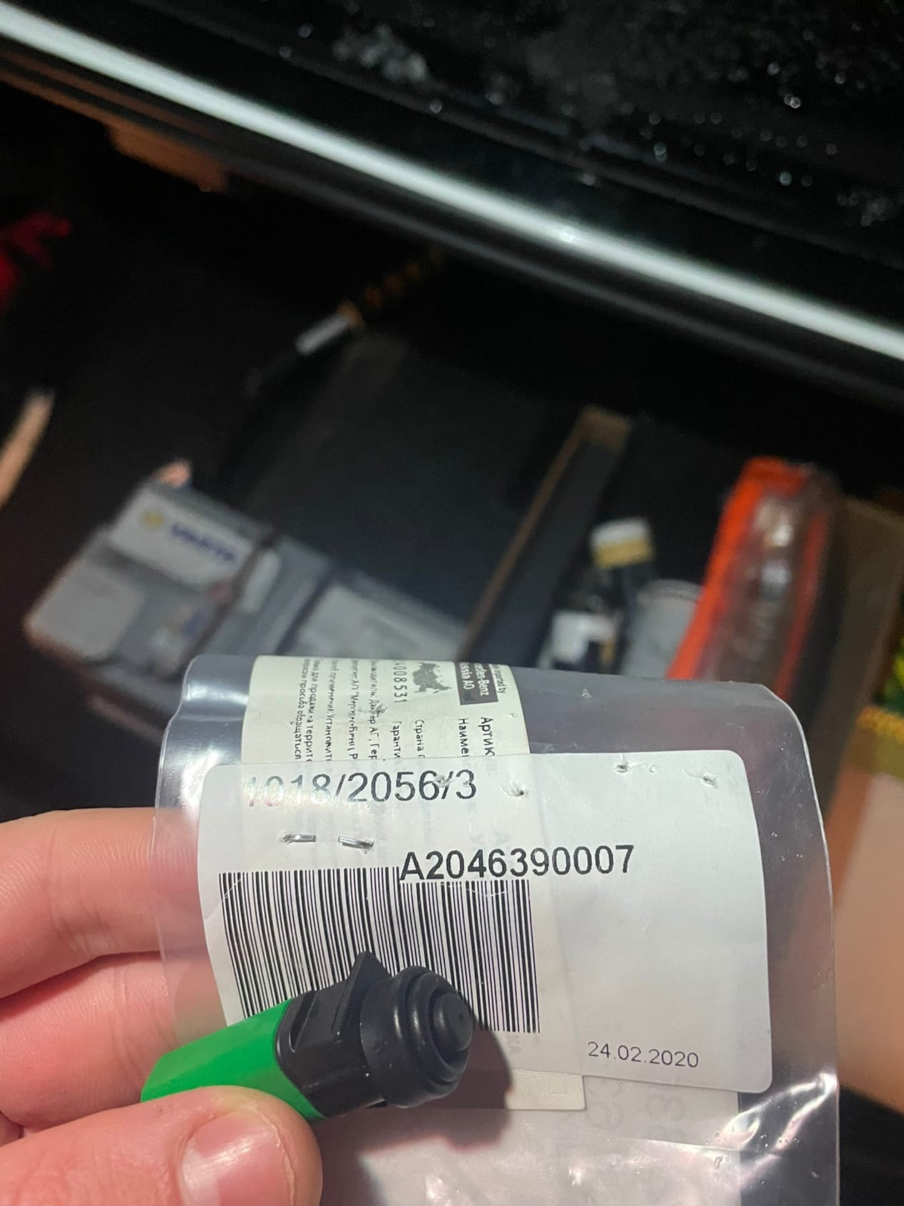 Замена аккумулятора + попытка заменить защелку бака 😂 — Mercedes-Benz E ...