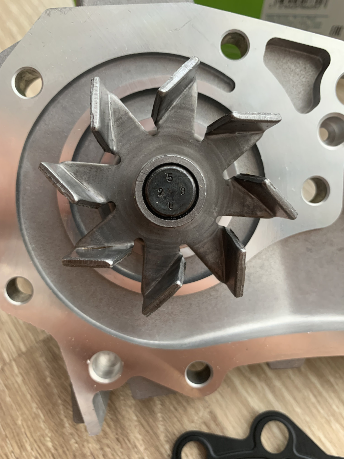 Насос водяной ( помпа ), Renault / Nissan / Lada . K4M / K4J . 210105707R / 210100753R / Valeo ...