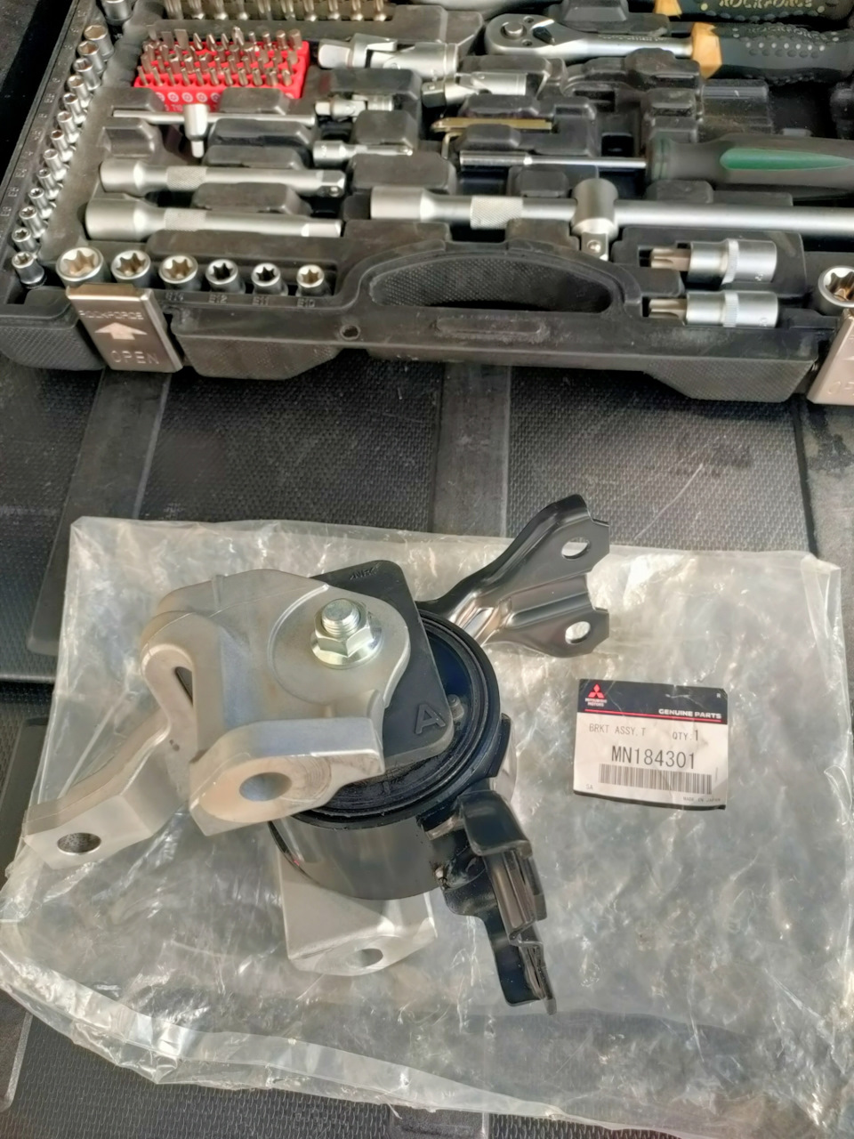 MN184301 Кронштейн крепления трансмиссии Mitsubishi | Запчасти на DRIVE2