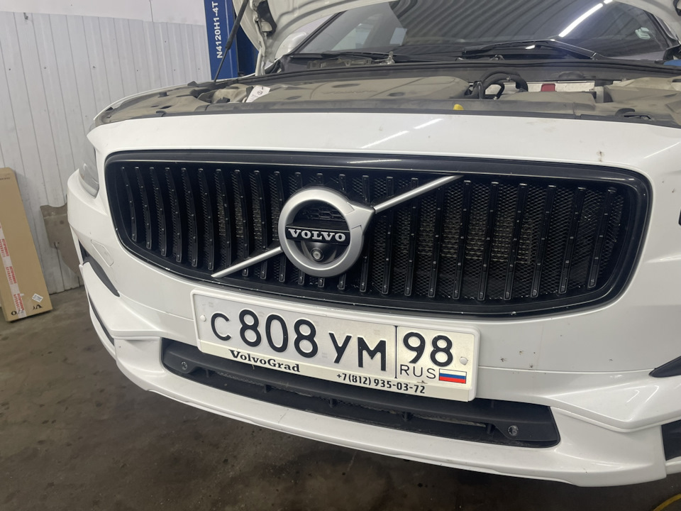 Решетка радиатора R-design 2022my- — Volvo V90 Cross Country, 2 л, 2018 ...