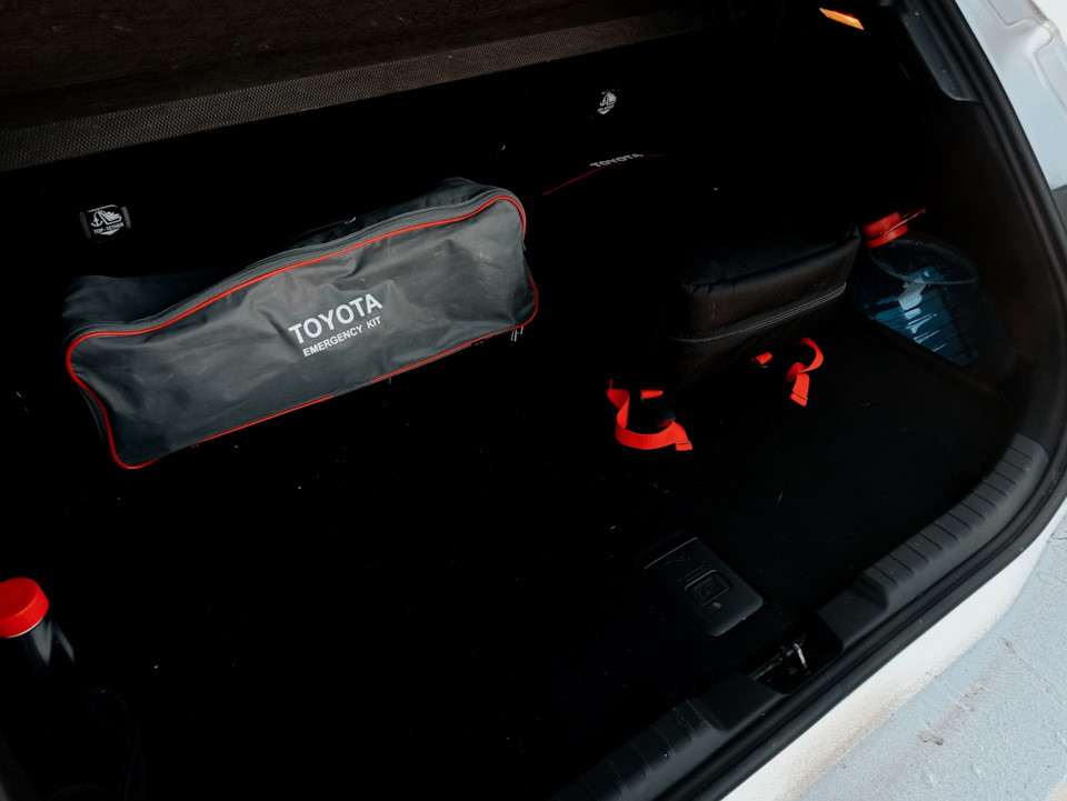Toyota Emergency Kit RW0EN-00012 и рюкзак 08237-00200 — Toyota Corolla ...