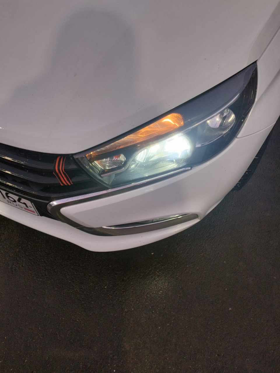 Установка диодных ламп в ближний свет — Lada Vesta, 1,6 л, 2021 года ...