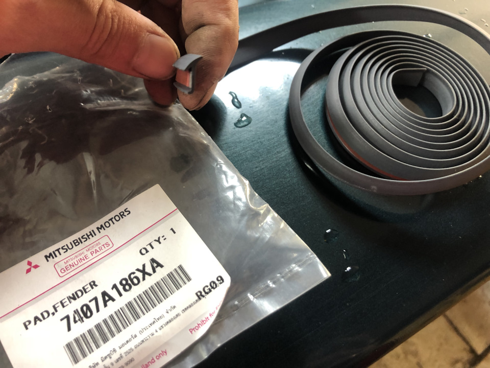 7407A186XA Уплотнитель переднего расширителя крыла Mitsubishi ...