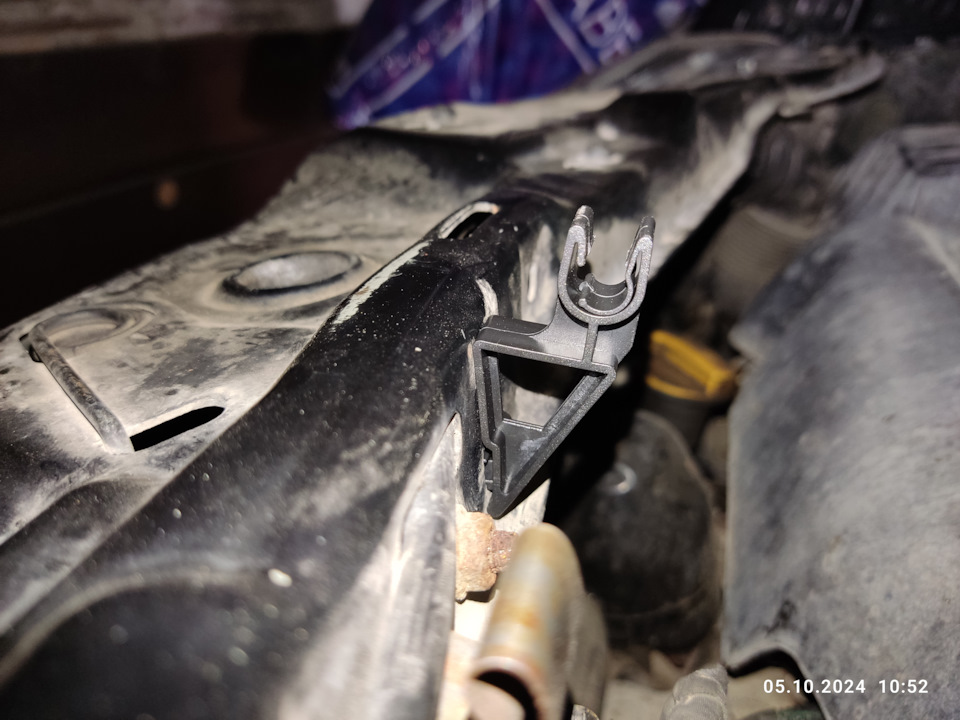Держатель палки капота — Opel Meriva (A), 1,3 л, 2010 года | запчасти ...