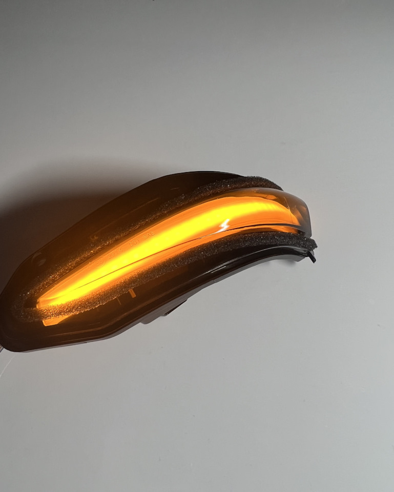 Поворотники в зеркала LED Черный глянец на Toyota Noah (3G), Toyota ...