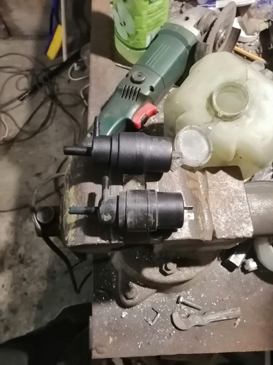 Замена насоса омывателя лобового стекла — Audi 100 (C3), 2,2 л, 1984 ...