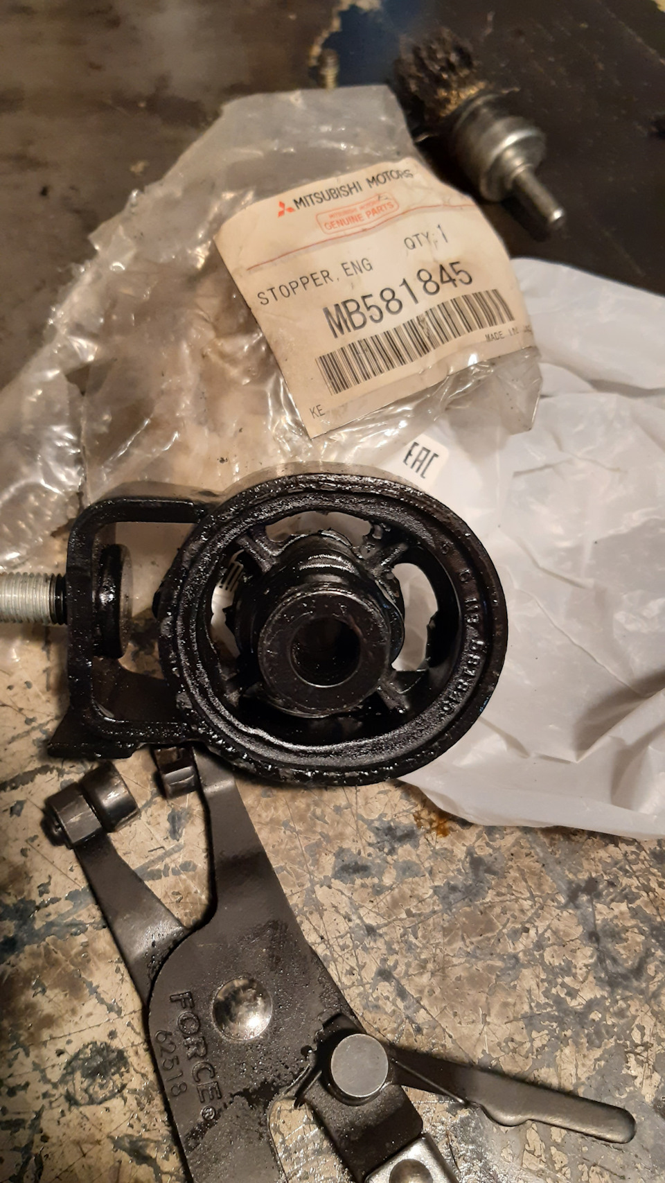 MB581845 Опора крепления двигателя Mitsubishi | Запчасти на DRIVE2