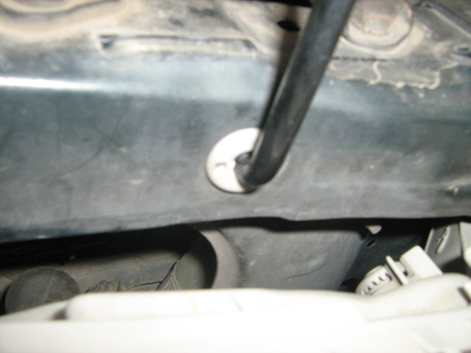 Замена втулки упора капота — Toyota Land Cruiser Prado 90-series, 3 л ...