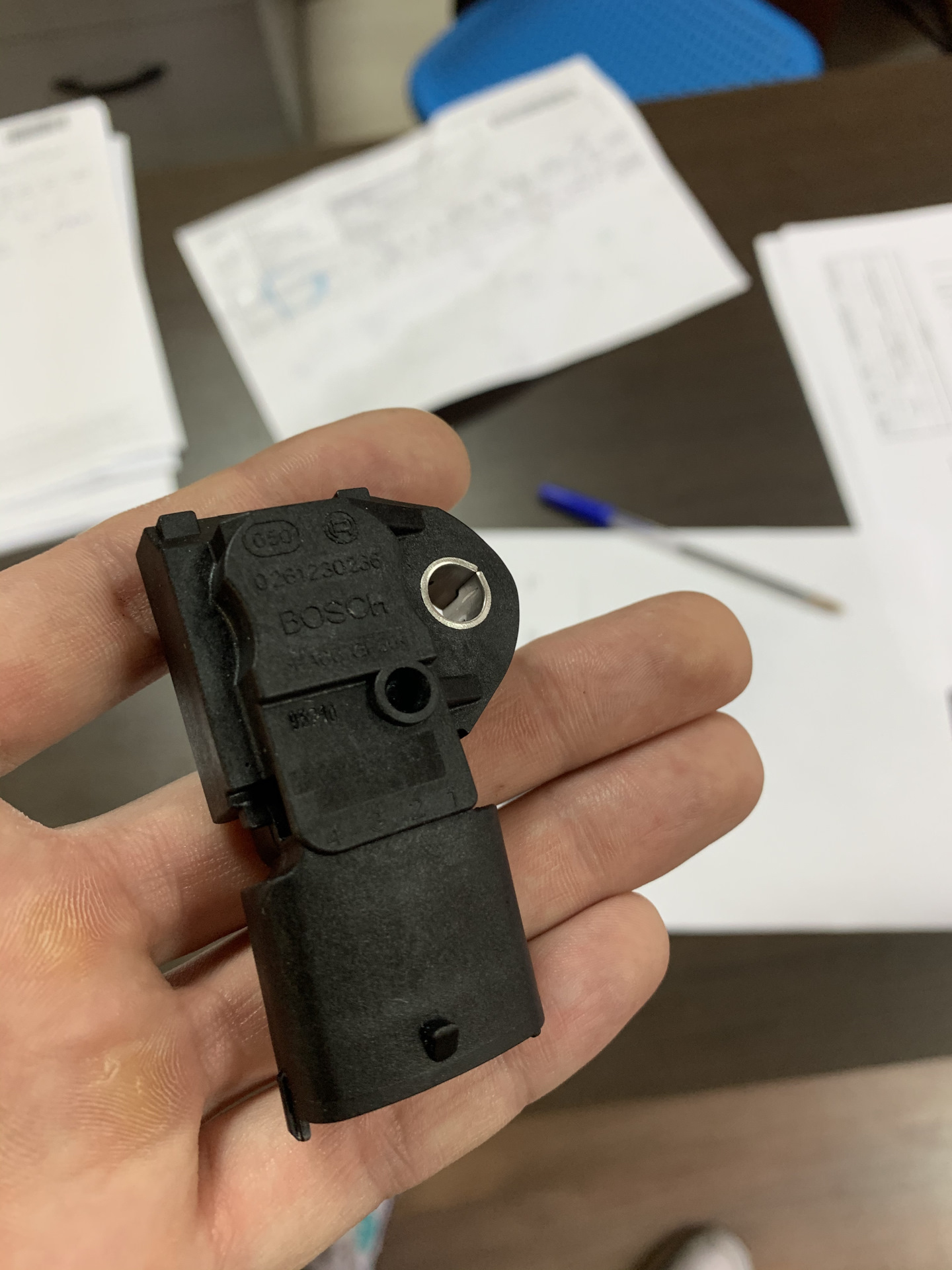 Замена датчика давления топлива — Volvo S40 (2G), 2,4 л, 2005 года ...