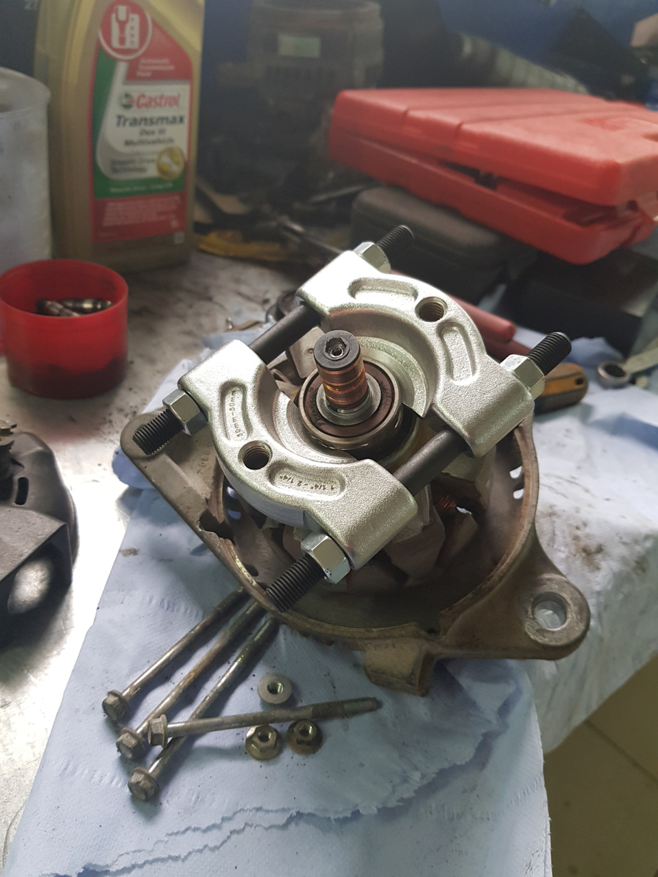 Замена подшипника генератора — Toyota Corolla (140/150), 1,6 л, 2011 ...