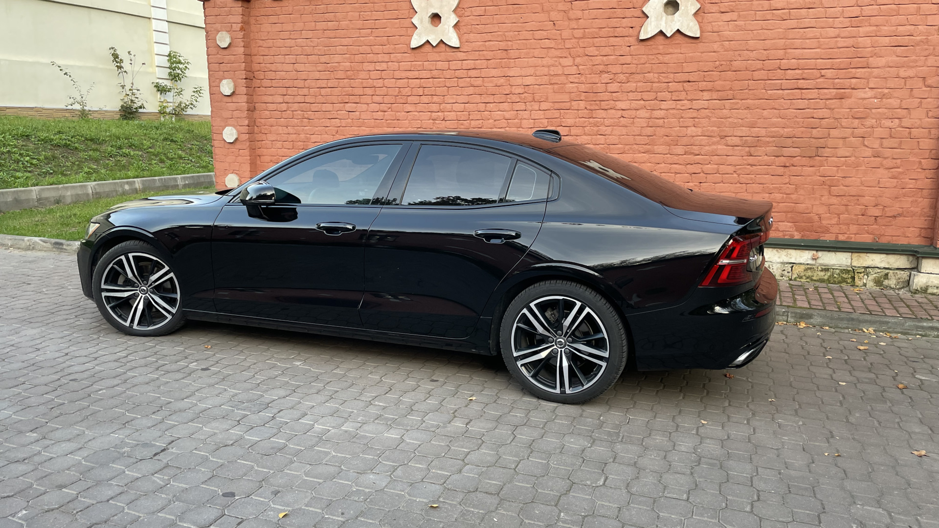 Volvo S60 (3G) 2.0 бензиновый 2019 | T5 R-Design black на DRIVE2