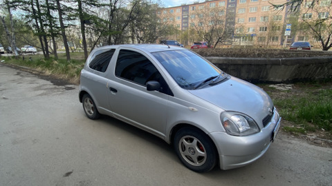 Аморты передние — Toyota Vitz (10), 1 л, 2000 года | запчасти | DRIVE2