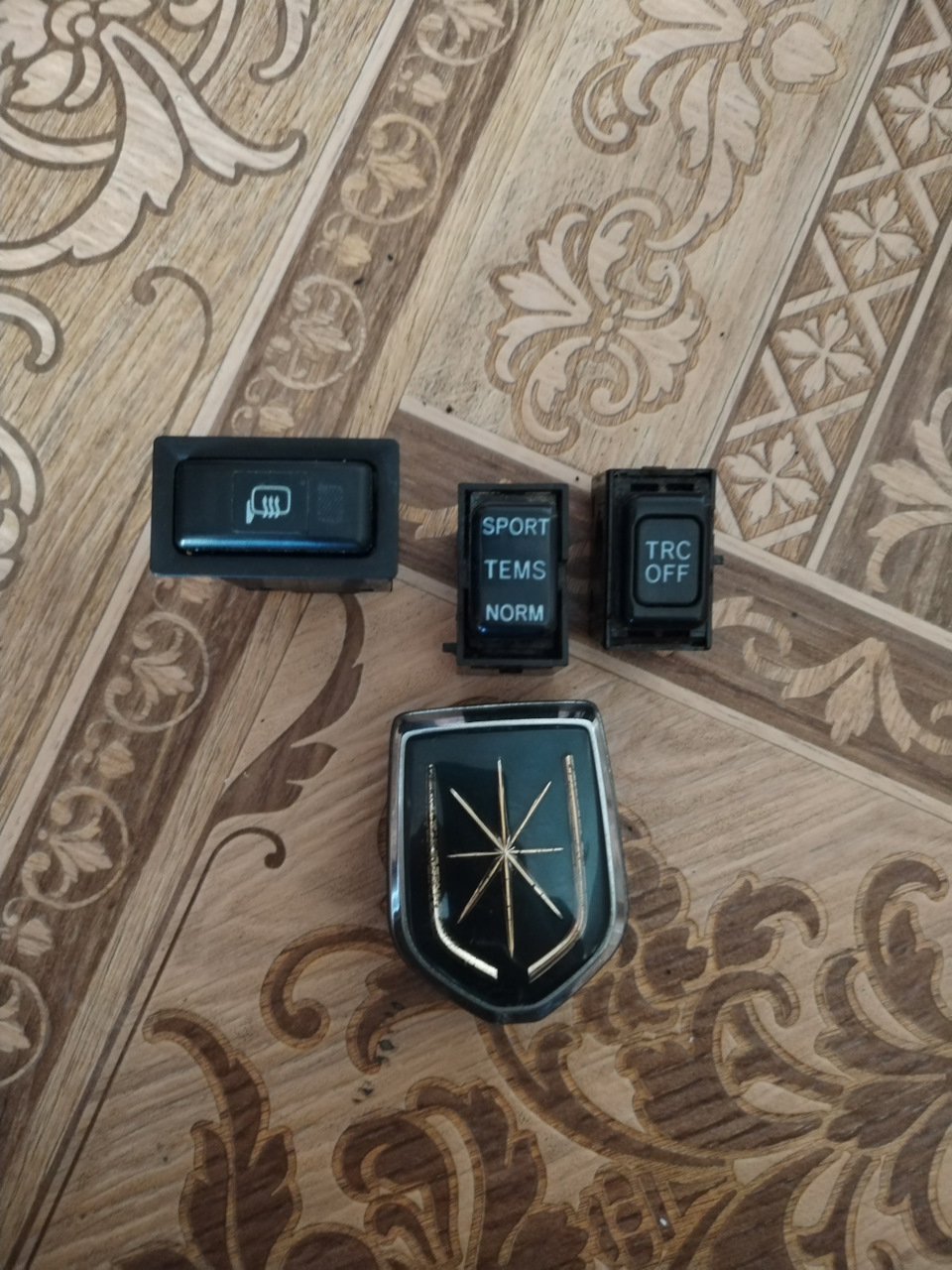 #9 Пара кнопок вместо заглушек и динамики — Toyota Mark II (100), 2,5 л ...