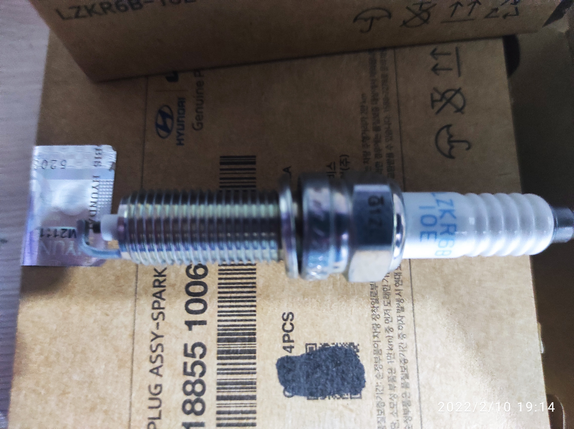 Замена свечей зажигания 1885510060 (LZKR6B10E) — Hyundai Accent (4G), 1 ...