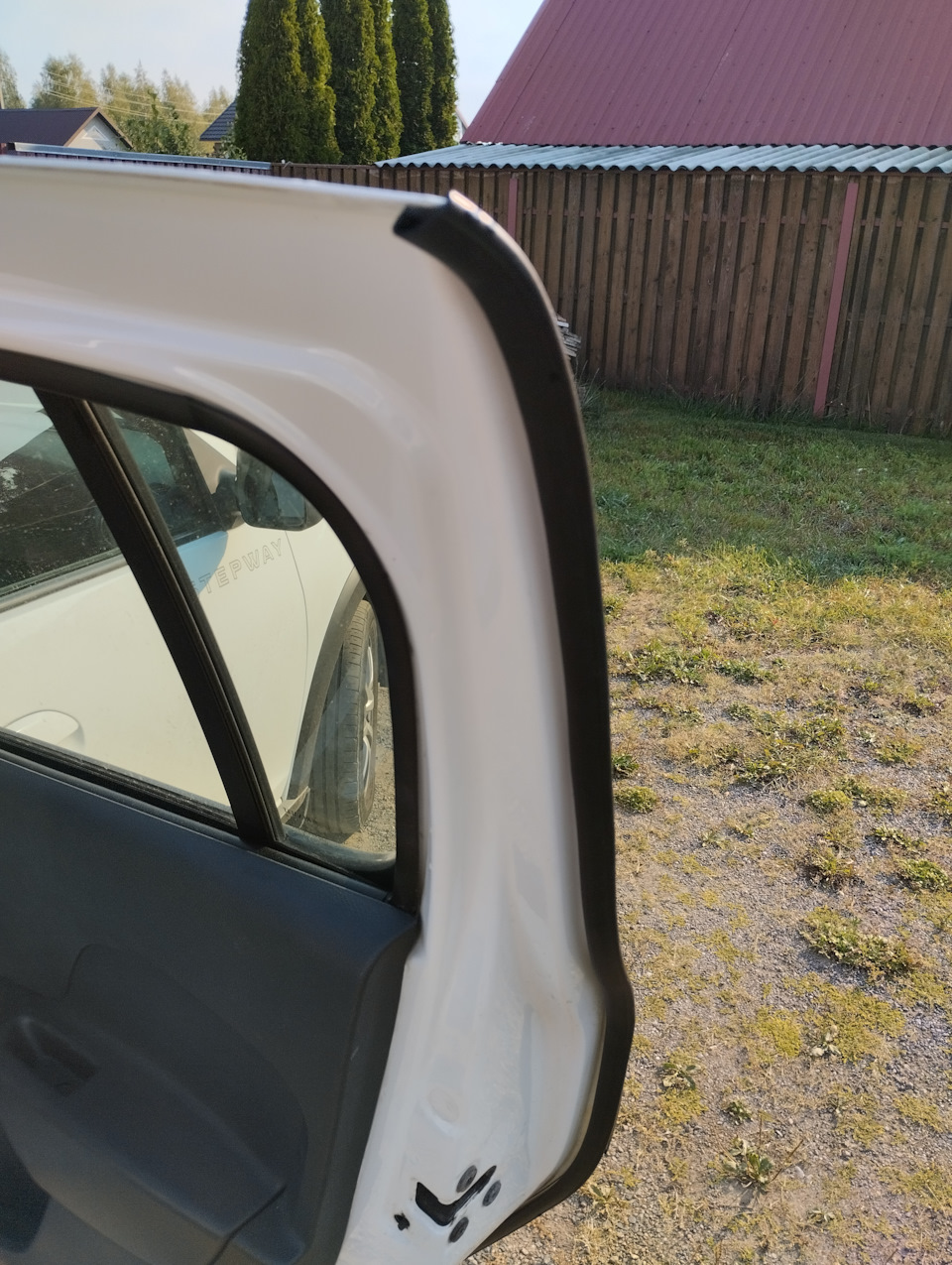 Шаг 3.Уплотнитель с бортиком. — Renault Sandero Stepway (2G), 1,6 л ...
