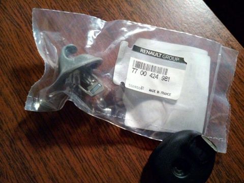7700424981 Держатель солн козырька (плас) RENAULT | Запчасти на DRIVE2