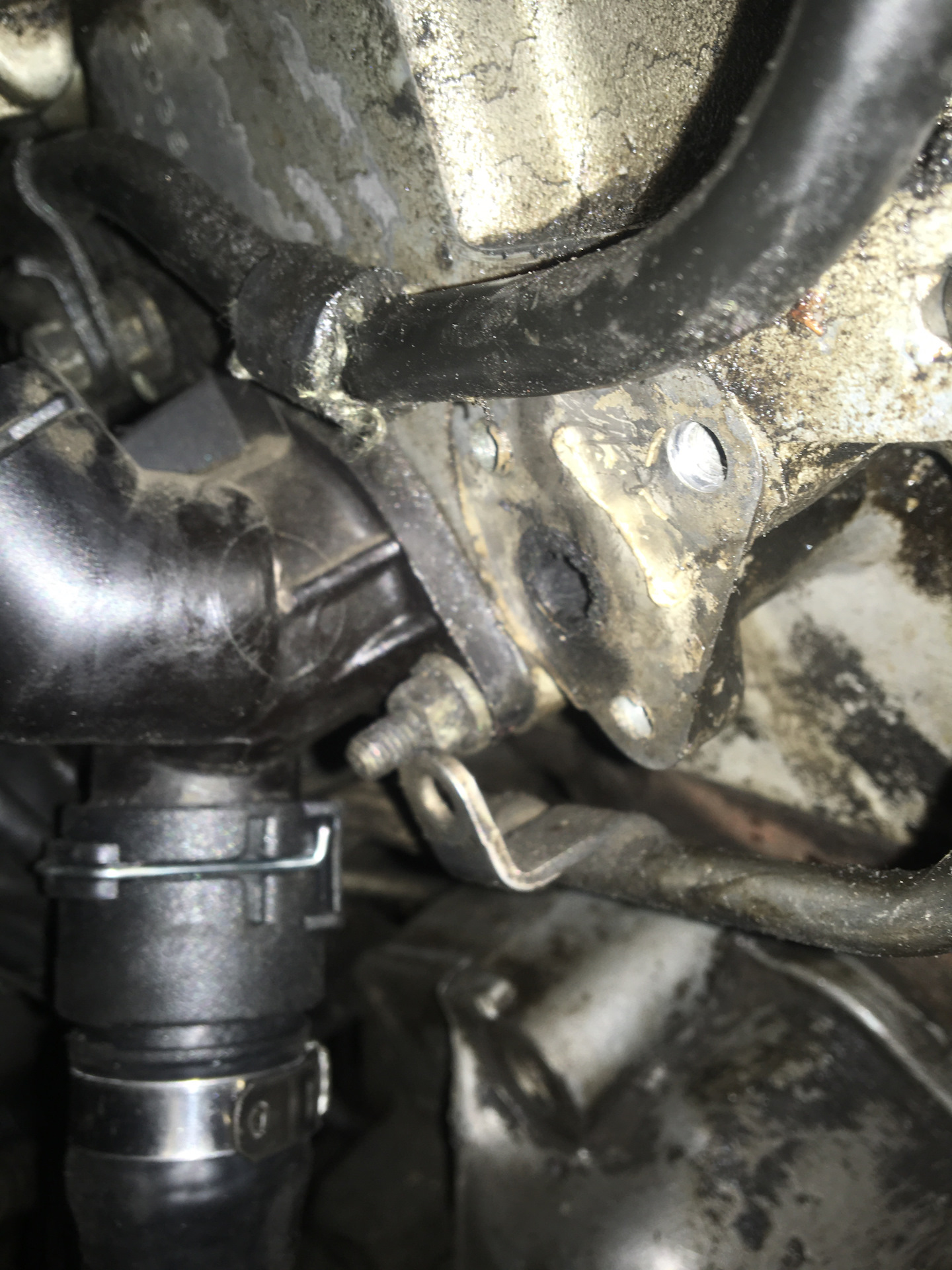Замена патрубка печки — Volkswagen Passat B5, 1,8 л, 2003 года | своими ...