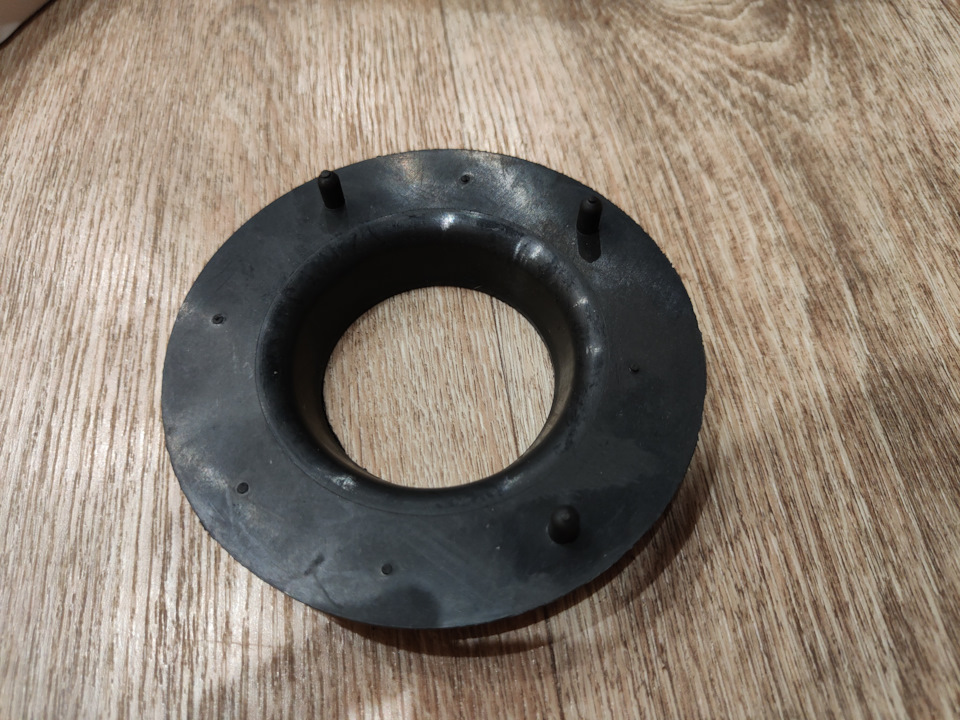 Верхние опоры задних амортизаторов нового образца, новые отбойники и ...