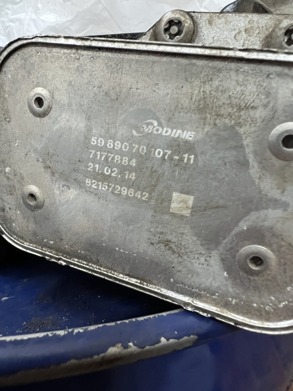 Замена корпуса масленного стакана в сборе с теплообменником Mercedes ...