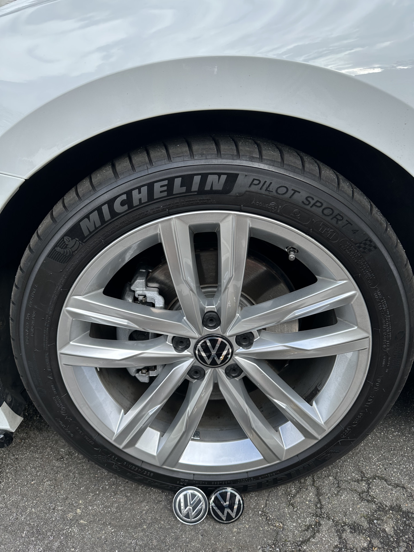 54. Оригинальные динамические колпачки ступицы — Volkswagen Passat ...