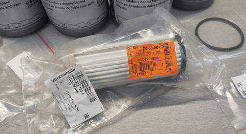 0GC325183A Вставка для масляного фильтра с комплектом прокладок VAG ...