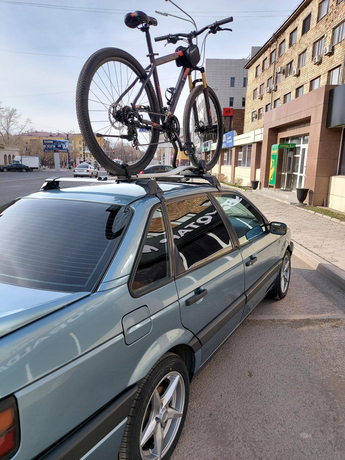 Велосипед на крышу — Volkswagen Passat B3, 1,8 л, 1990 года ...