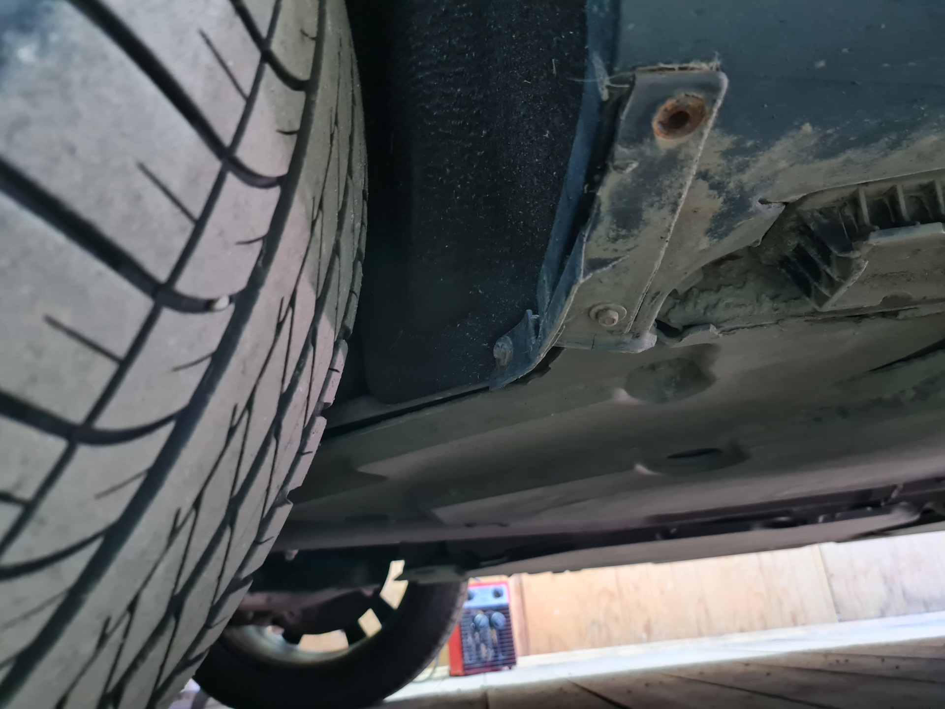 Замена пылезащитных кромок задних колес☝ — BMW X5 (E70), 3 л, 2011 года ...