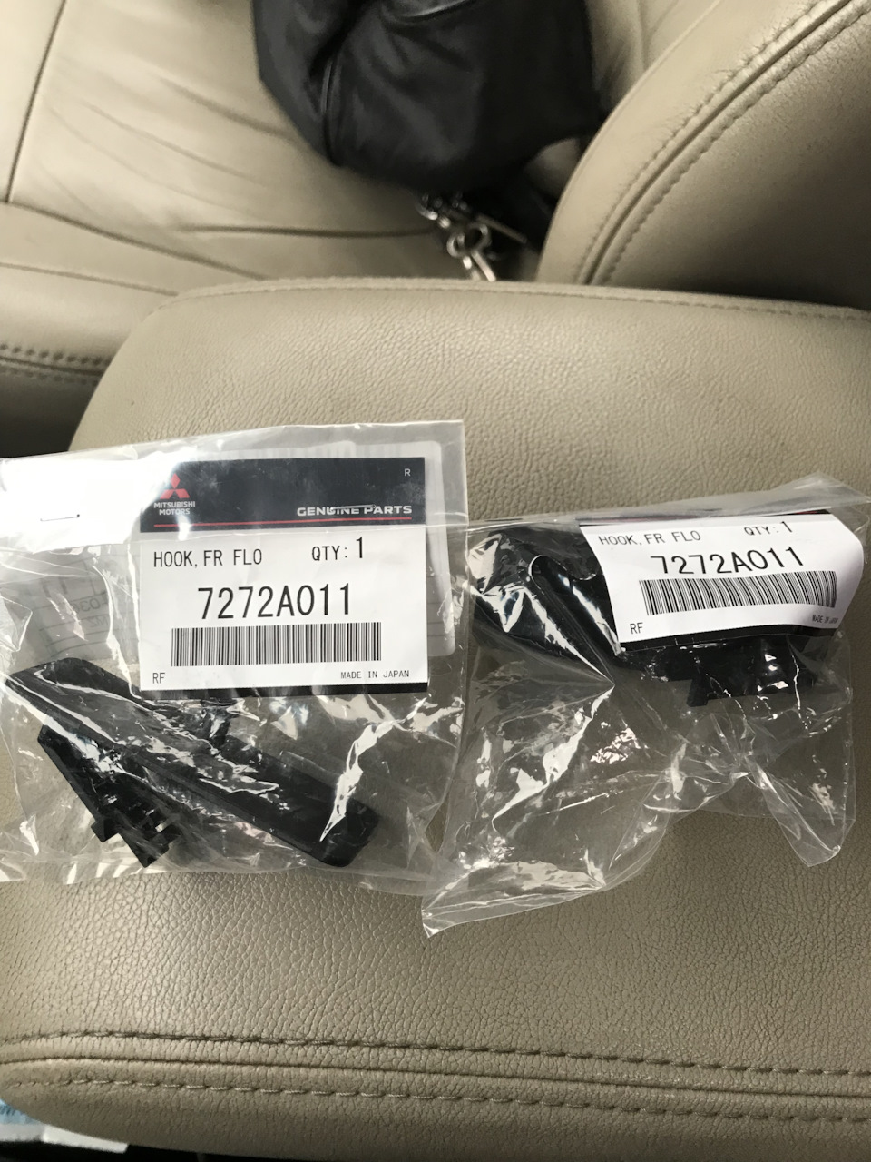 7272A011 Крючок крепления коврика пара Mitsubishi | Запчасти на DRIVE2