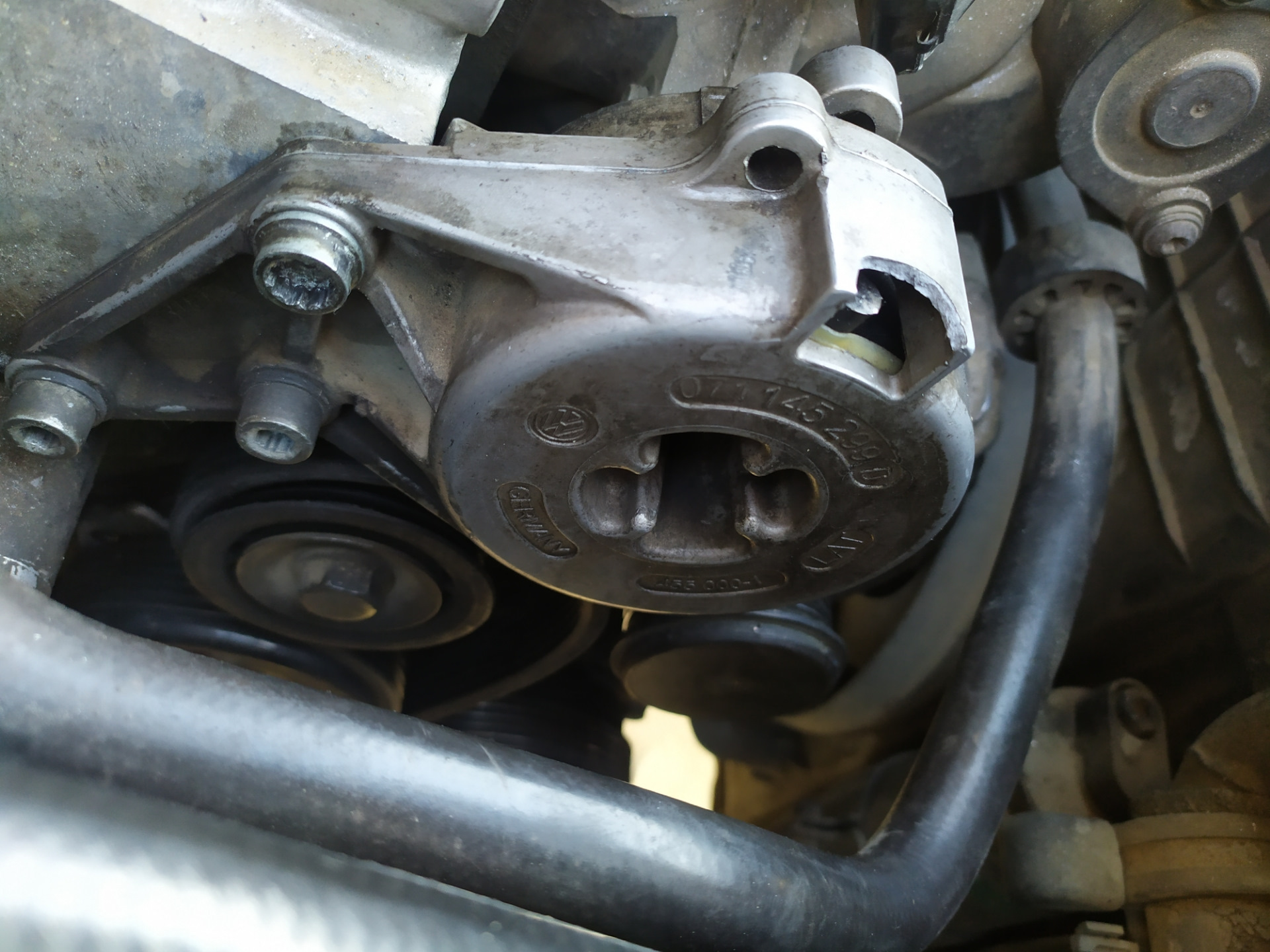 071145299D натяжитель приводного ремня помогите советом как его разжать ...