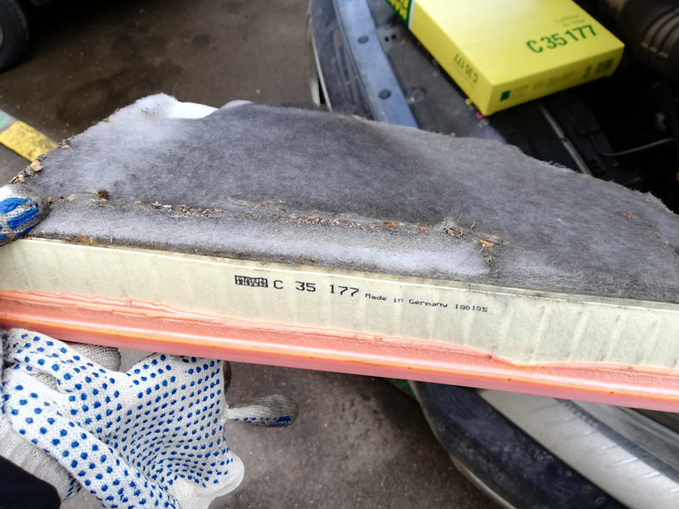 Заменил воздушный фильтр двигателя — Volvo XC70 III, 2,4 л, 2012 года ...