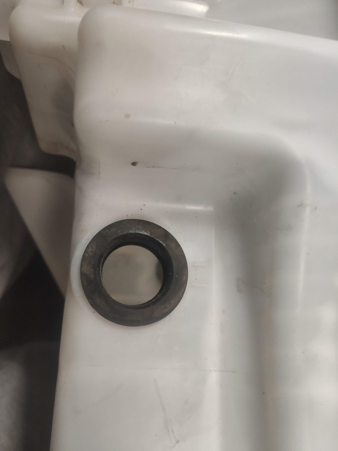 Датчик уровня омывателя. Washer Fluid Level. — Toyota Prius (50), 1,8 л ...