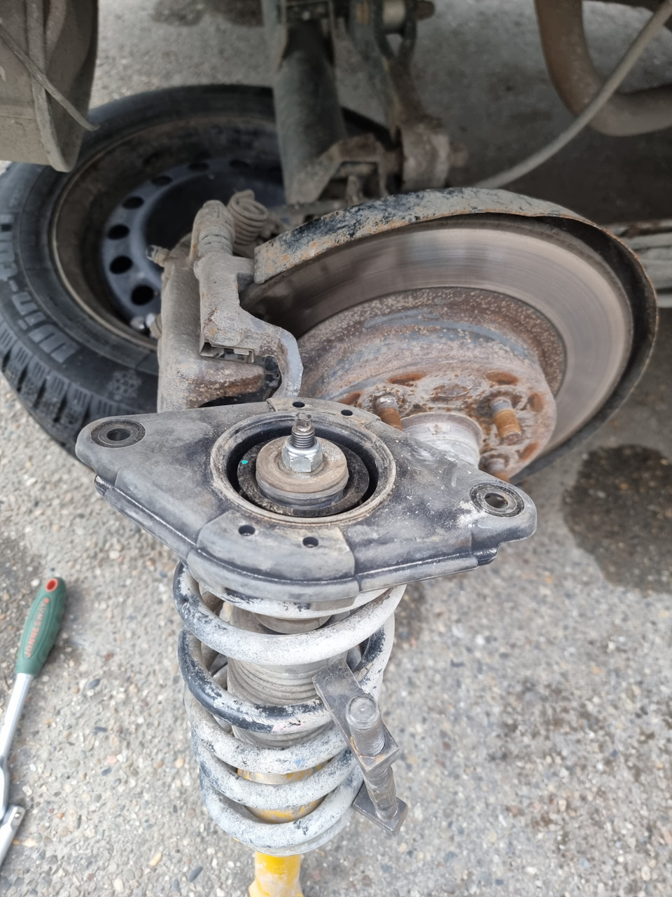 ЗАМЕНА ОПОРЫ ЗАДНЕГО АМОРТИЗАТОРА — Nissan Tino, 1,8 л, 2001 года ...