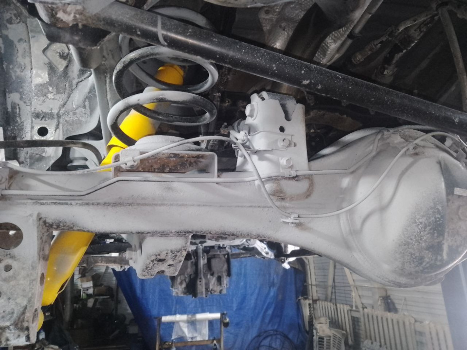 Замена задних амортизаторов — Toyota Land Cruiser 200, 4,5 л, 2008 года ...